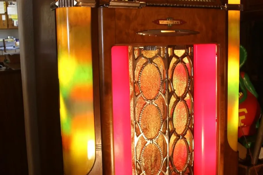 Wurlitzer Jukebox, Barber Chairs, Slot Machines, Arcade... - Hemmings