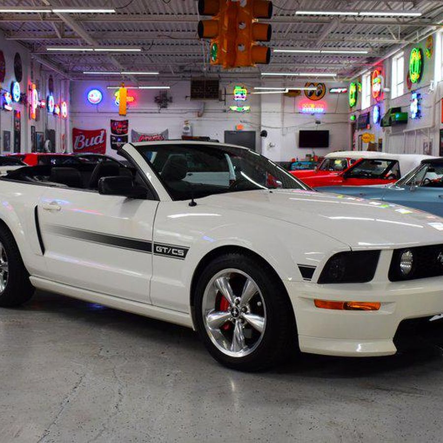 White Mustang Convertible 2009